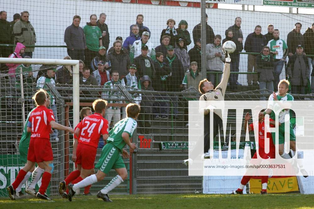 Torwart Michael Melka im Duell Fußball Herren Regionalliga Nord 2007 ...