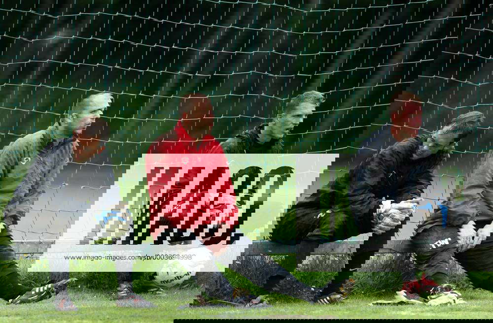 Torwarttrainer Gunnar Grundmann (Mitte) sieht die Torwartfrage zwischen Marcus Hesse (li.) und