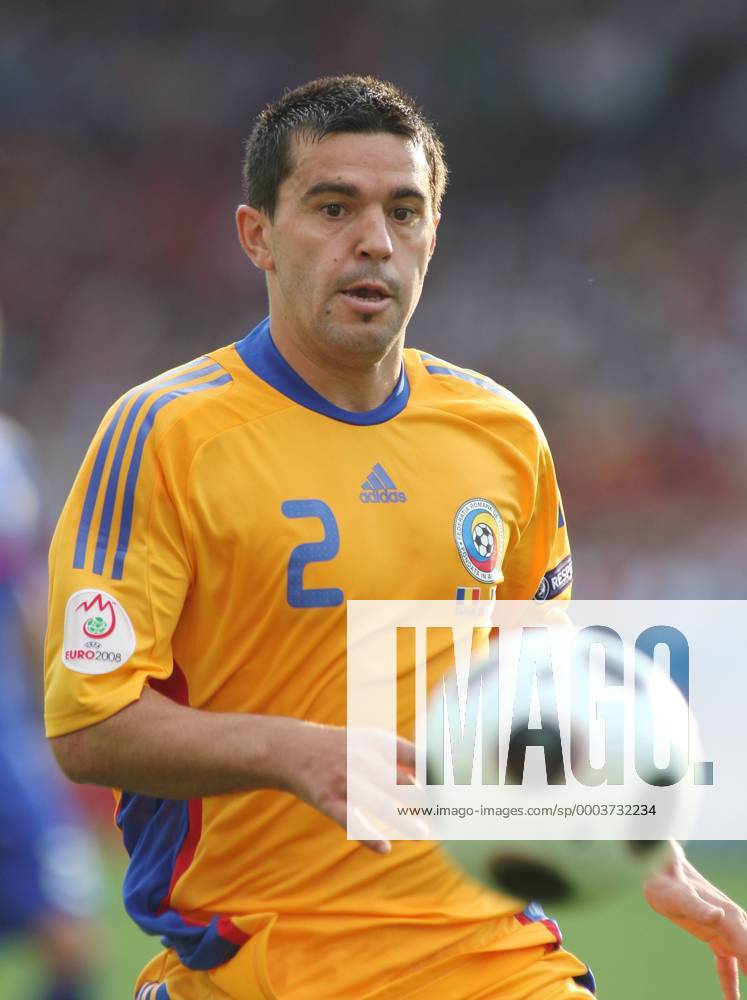 Cosmin Contra (Rumänien) fixiert den Ball Fußball Länderspiel Herren ...