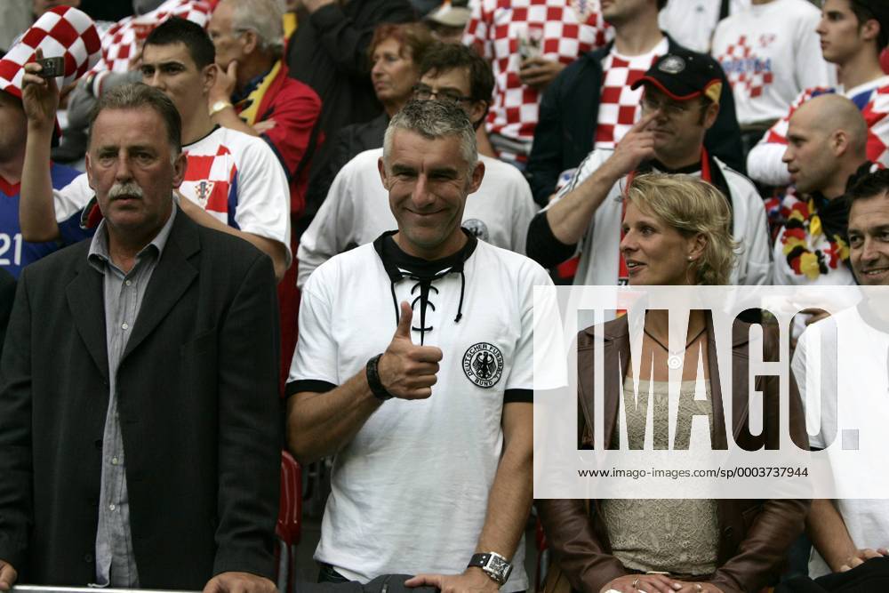 Uwe Reinders (li.), Mirko Slomka, im Retro Trikot, und Ehefrau Gunda ...