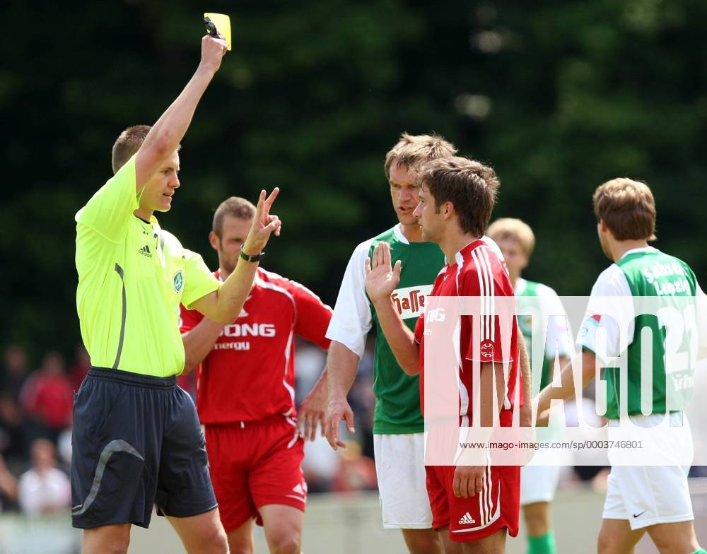 Schiedsrichter Daniel Siebert zeigt Ronny Krüger die gelbe Karte Fußball Herren Regionalliga