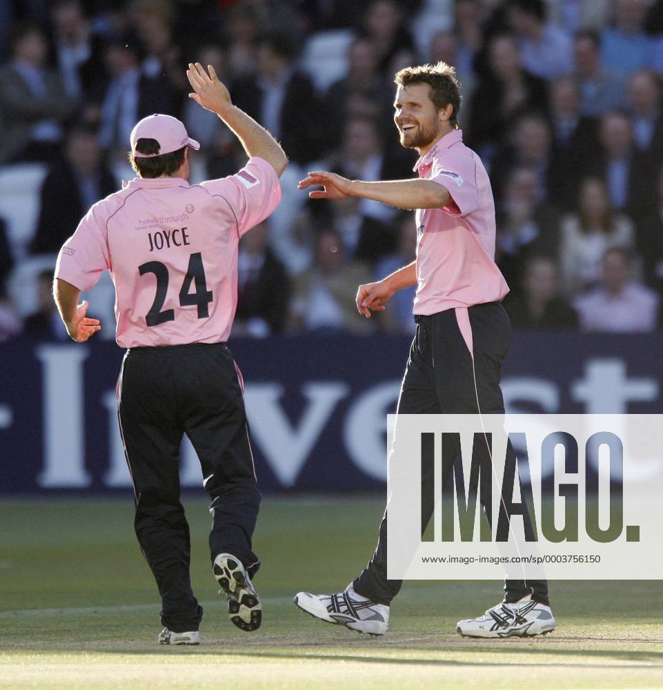 Dirk Nannes (re.) und Ed Joyce (beide Middlesex) jubeln - . Kricket ...