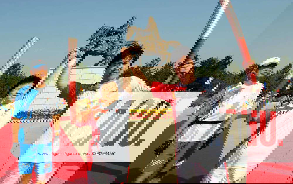 Fackelläufer Jin Xiang ai (li.) und Wang Xuan (beide China) während des ...