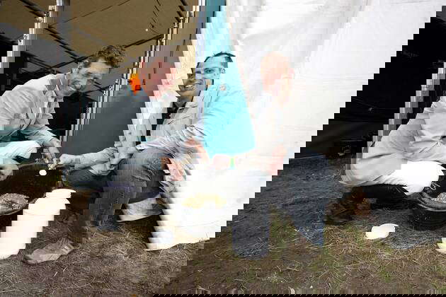 Mark Warnecke (re.) erläutert Ludger Beerbaum (beide Deutschland) die ...