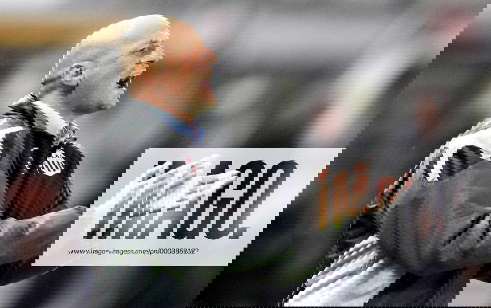 Trainer Andrej Panadic (Linz) feuert seine Mannschaft an - Fußball ...