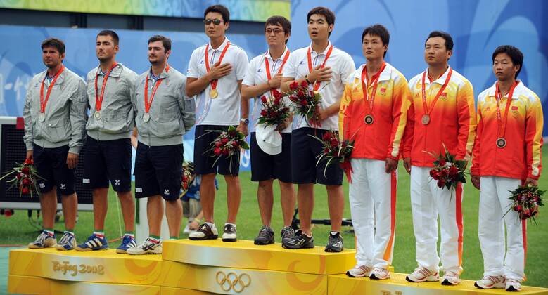 Siegerehrung Teamwertung bei Olympia 2008, v.li.: Ilario Di Buo, Mauro ...