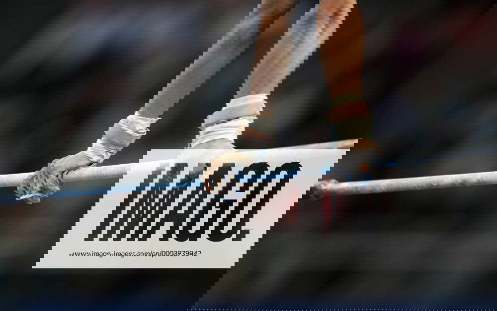 Turner mit Reckriemen am Sportgerät Reck Turnen OS Sommer Herren ...