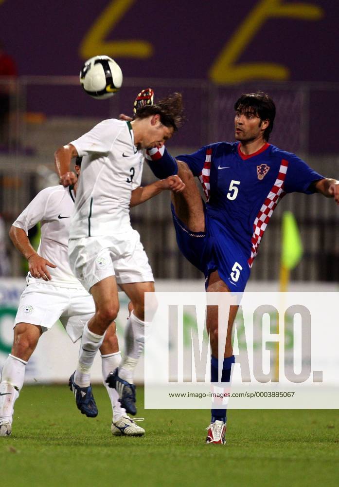 Vedran Corluka (Kroatien, re.) mit hohem Bein gegen Andrej Komac ...