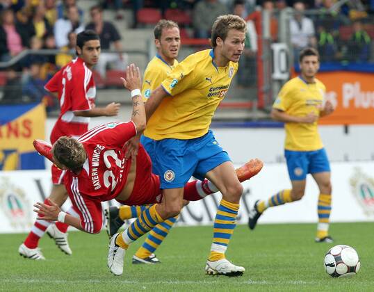 Marc Pfitzner (Braunschweig, re.) gegen Marcel Großkreutz (BVB II ...