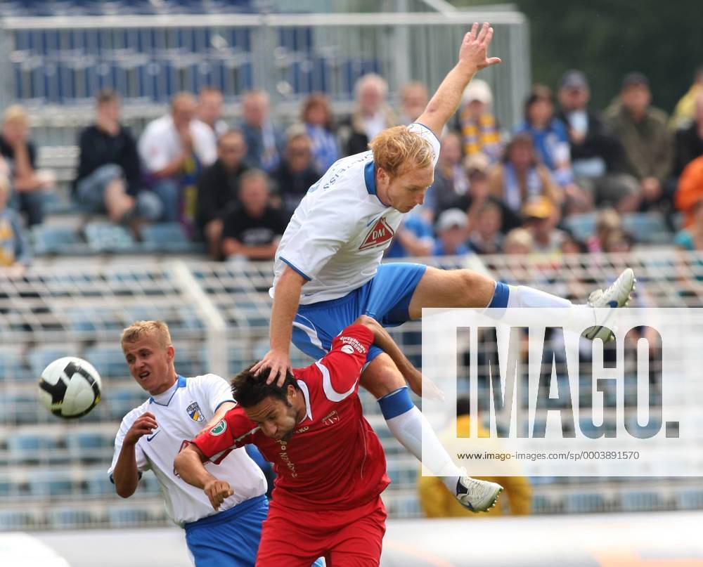 Tom Moosmayer (Emden, Mitte) gegen Marco Riemer (re.) und Danny Reuther ...