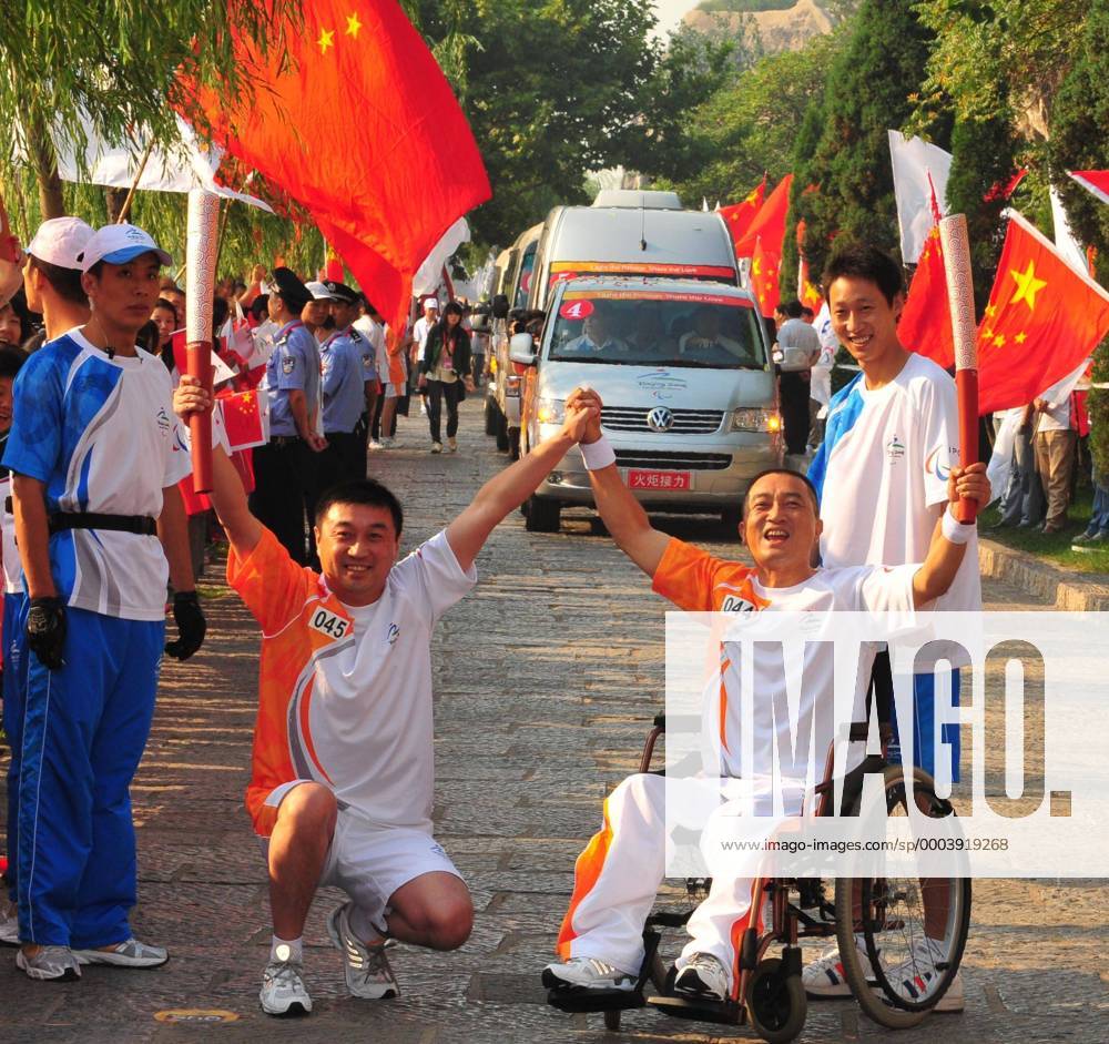 Fackelträger Sun Jianguo und Shan Liuliu während des paralympischen Fackellaufs in Luoyang