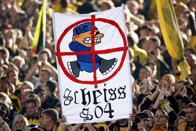 BVB Fans mit einem Schalkefeindlichem Plakat - Scheiss S 04 Fußball 1 ...