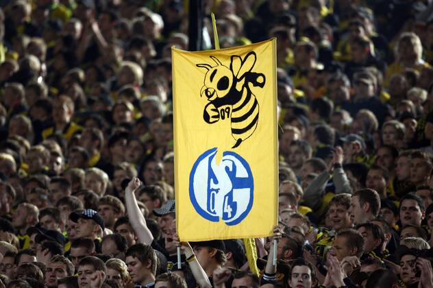 BVB Fans mit einem Schalkefeindlichem Plakat - Scheiss S 04 Fußball 1 ...