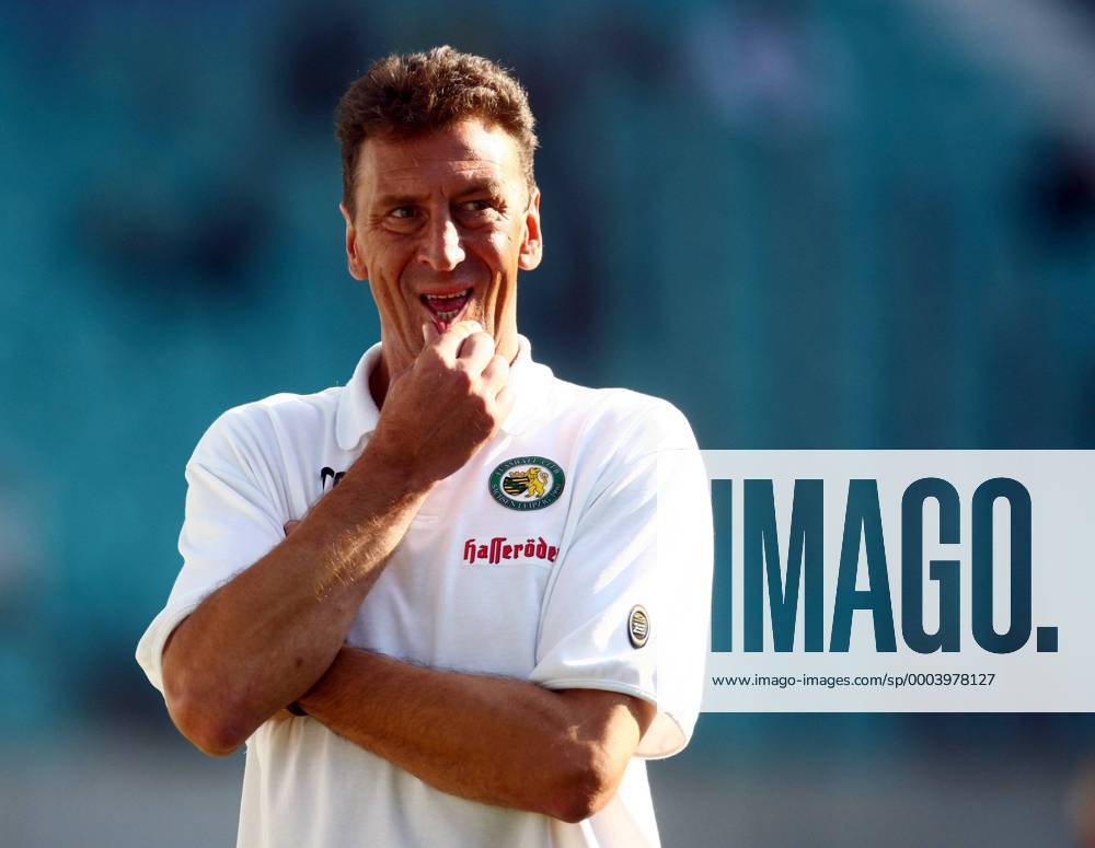 Trainer Dirk Heyne (Sachsen Leipzig) skeptisch Fußball Herren ...