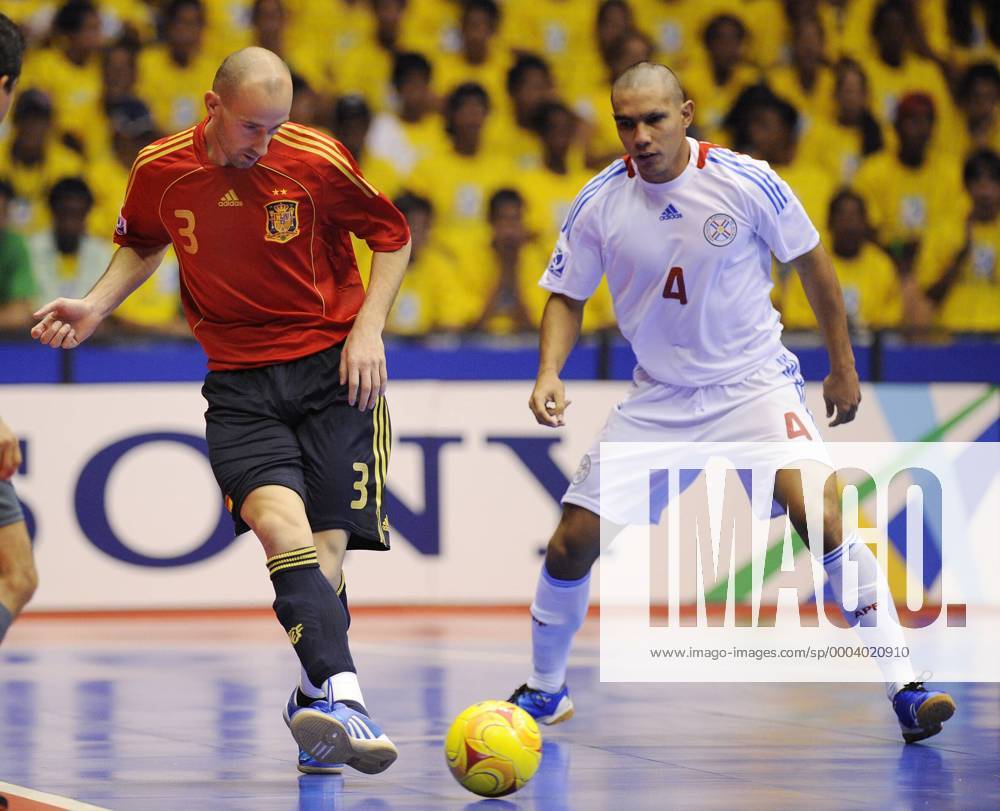 Javi Esseverri (Spanien, li.) gegen Rodolfo Roman (Paraguay) - Fußball ...