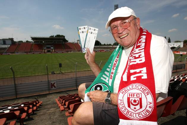 Fan Harry Stüber aus Halle freut sich über seine Tickets für das DFB ...