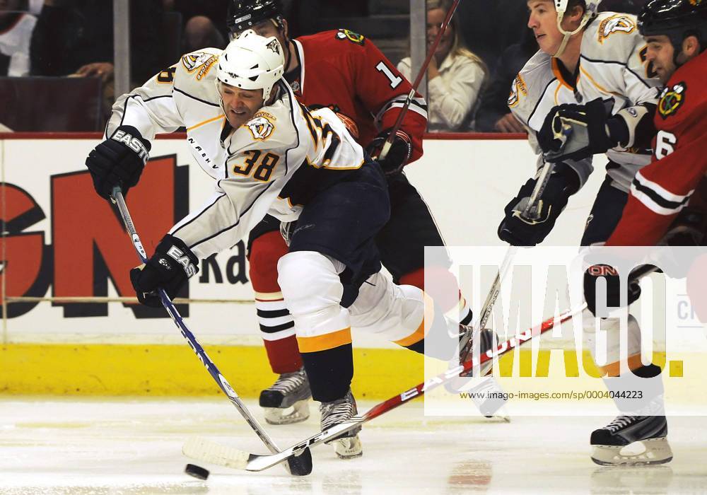 Vernon Fiddler (Nashville Predators, li.) im Zweikampf ...