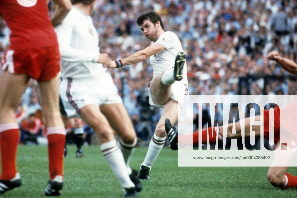 Peter Withe (Aston Villa, Mitte) im Duell Fußball EC 1 Herren ...