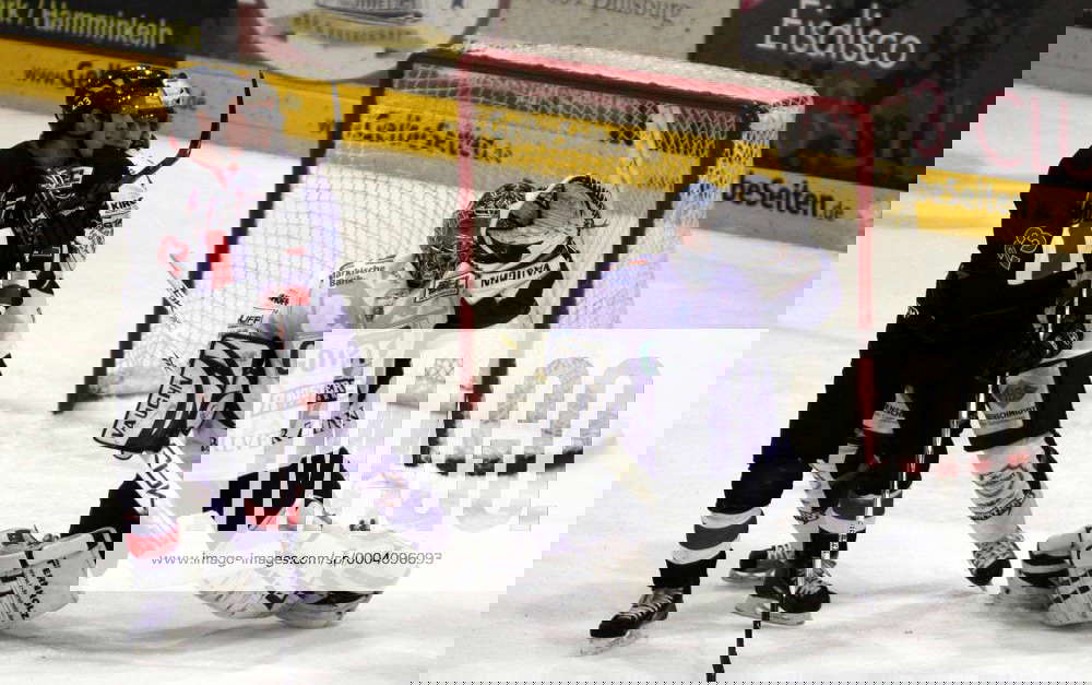 Thomas Schenkel (Duisburg, li.) gegen Torwart Norm Maracle (Iserlohn ...