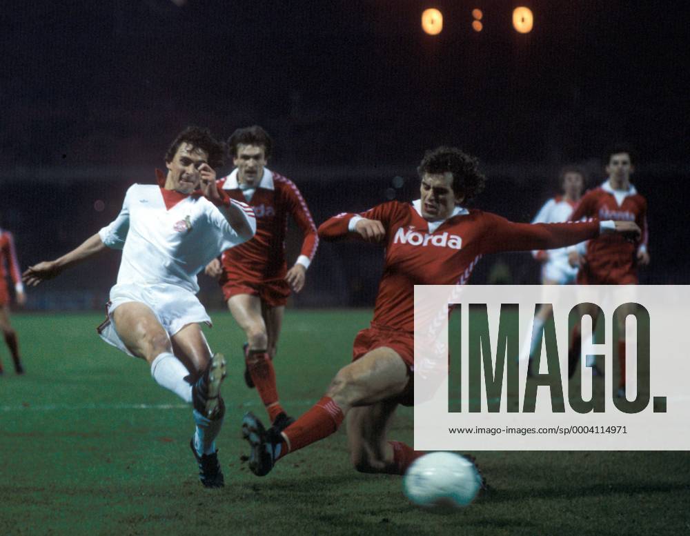 Dieter Müller (Köln, li.) gegen Norbert Siegmann (Bremen) Fußball ...