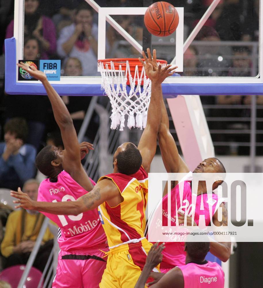 LaMarr Greer (Nikosia, Mitte) gegen Ken Johnson (re.) und Patrick Flomo ...