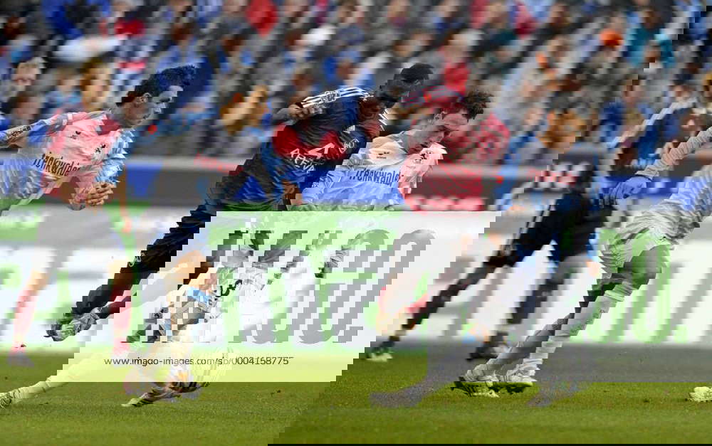 Isaac Boakye (Nürnberg, Mitte) gegen Timo Gebhart (re.) und Mathieu ...