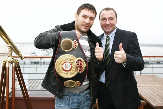 Ruslan Chagaev, WBA Weltmeister im Schwergewicht, präsentiert den ...