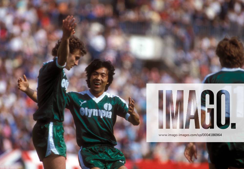 Rudi Völler (li.) und Yasuhiko Okudera (beide Bremen) - Torjubel ...