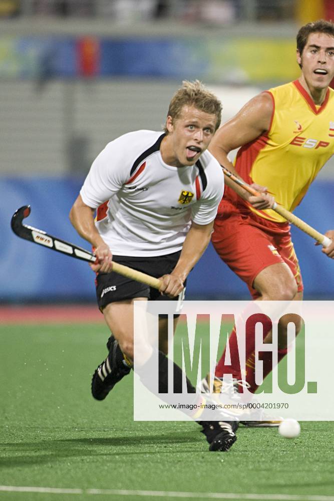 Benjamin Wess (Deutschland, li.) gegen Alex Fabregas (Spanien) Hockey ...