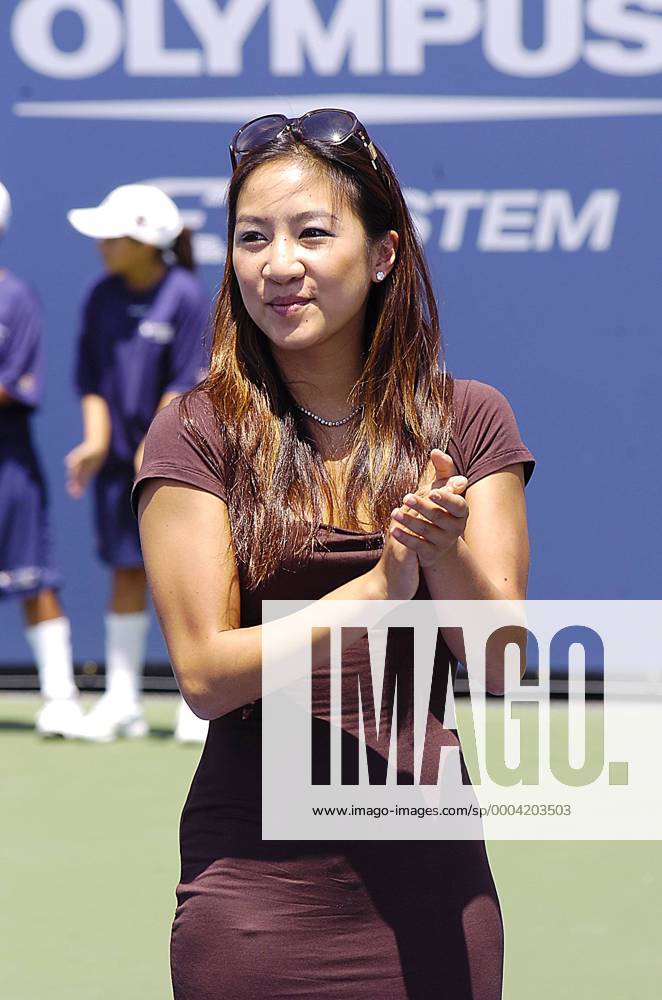 Michelle Kwan (USA) während der Siegerehrung der East West Bank Classic