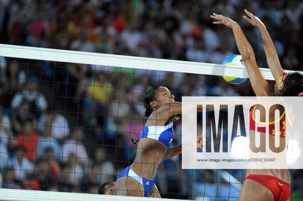 Milagros Crespo (Kuba, li.) gegen Xue Chen (China) - Beachvolleyball OS ...