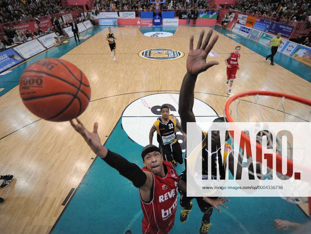 Michael Haynes (Tübingen) gegen Filiberto Rivera (Bamberg, li ...