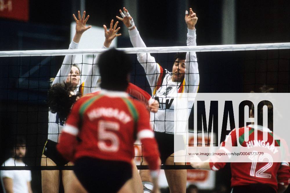 Michaela Vosbeck (li.) und Gudrun Witte (beide Deutschland) im Duell ...