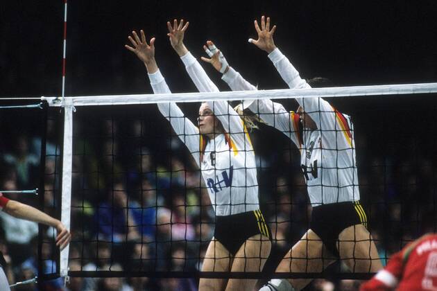Michaela Vosbeck und Gudrun Witte im Duell Volleyball Länderspiel Damen ...