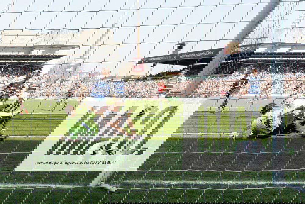 Morike Sako erzielt gegen Torwart Tom Starke und Olivier Veigneau den ...