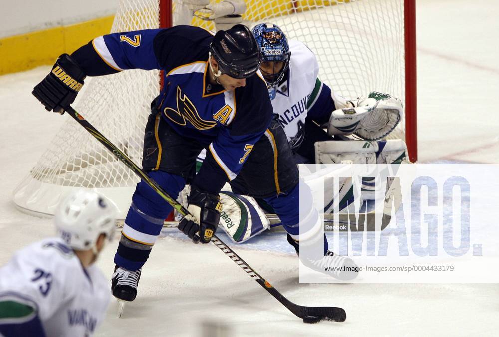 Keith Tkachuk (St. Louis Blues, vorn) gegen Torwart Roberto Luongo ...