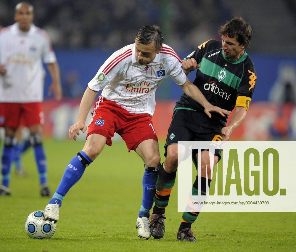 Ivica Olic (HSV, li.) gegen Frank Baumann (Bremen) Fußball Herren DFB ...