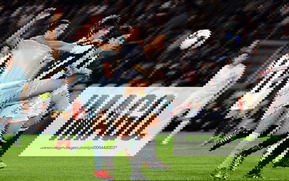 Mauro Zarate (Lazio Rom, li.) gegen Tiago (Juventus Turin) - Fußball ...