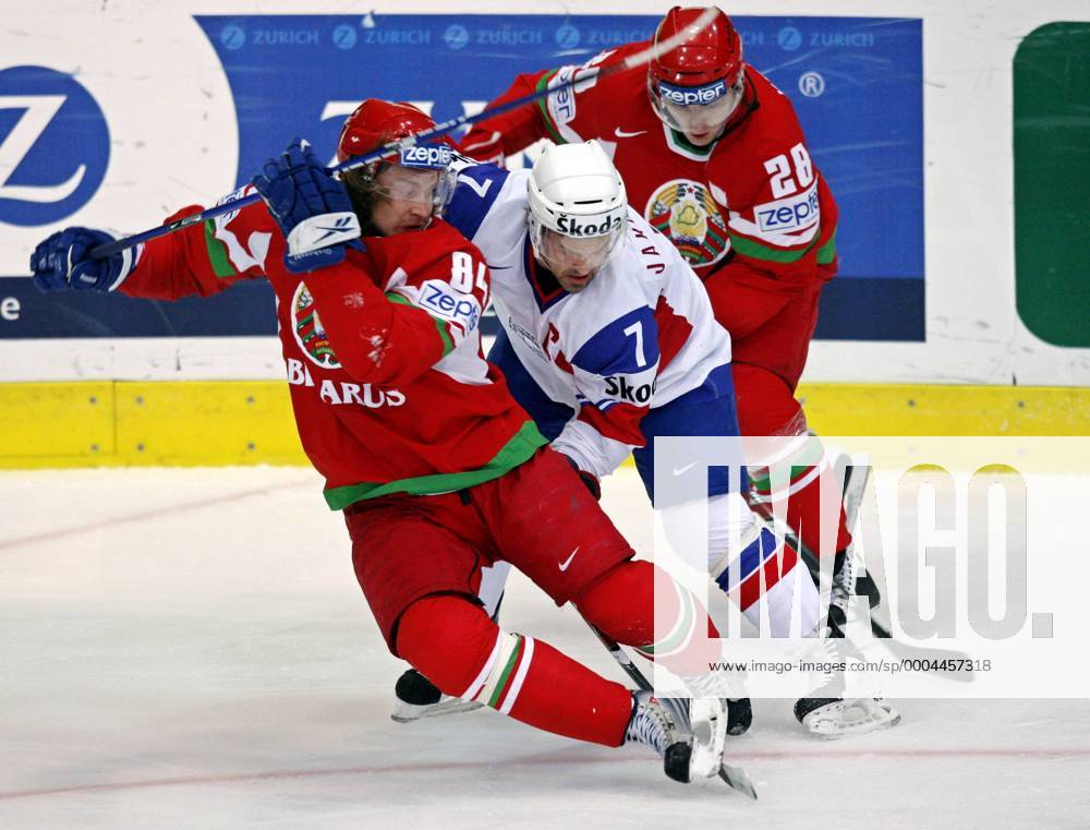 Tommy Jakobsen (Norwegen, Mitte) gegen Mikhail Grabovski (li.) und ...