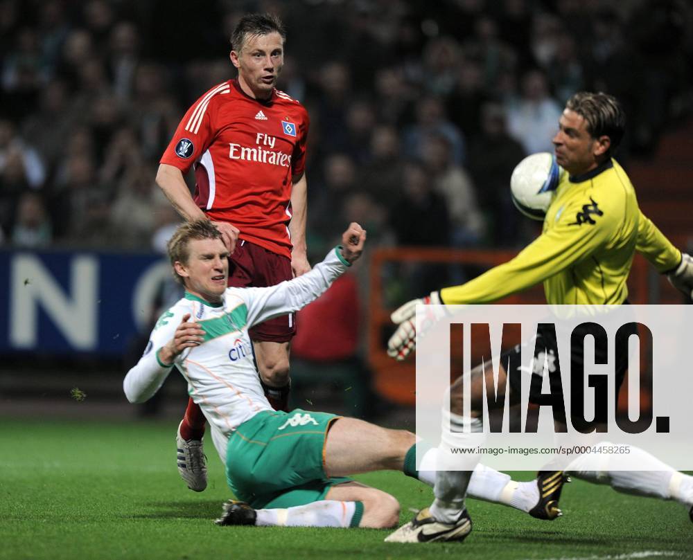 Ivica Olic (HSV, hi.) gegen Per Mertesacker (li.) und Torwart Tim Wiese ...