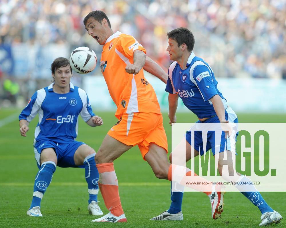 Emil Jula gegen Stefano Celozzi und Giovanni Federico Fußball 1. BL ...