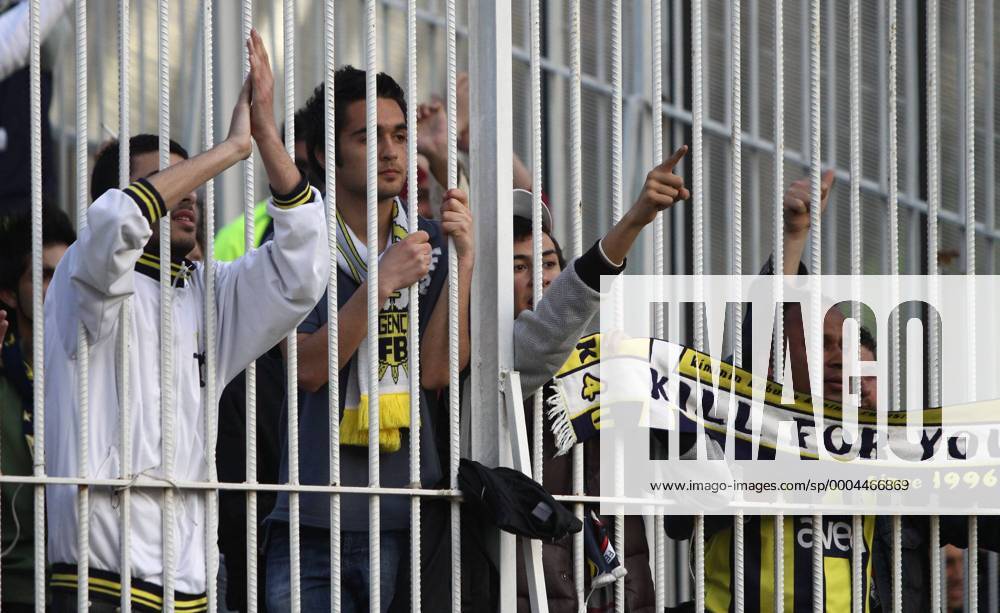 Kill for you - Fenerbahce Fans müssen der Sicherheit halber hinter dem Zaun bleiben - Fußball