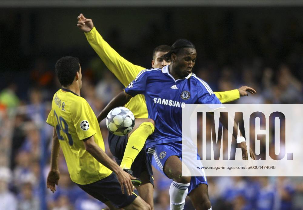 Didier Drogba (Chelsea, re.) im Duell Fußball EC 1 Herren Champions ...