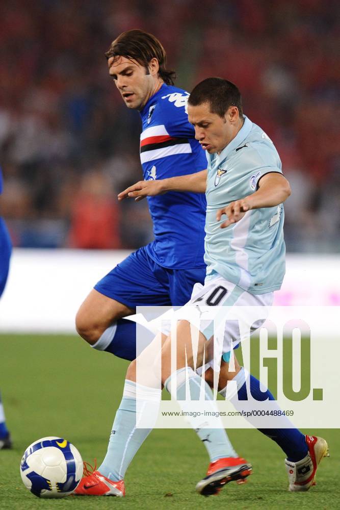 Mauro Zarate (Lazio Rom, re.) gegen Paolo Sammarco (Sampdoria Genua ...