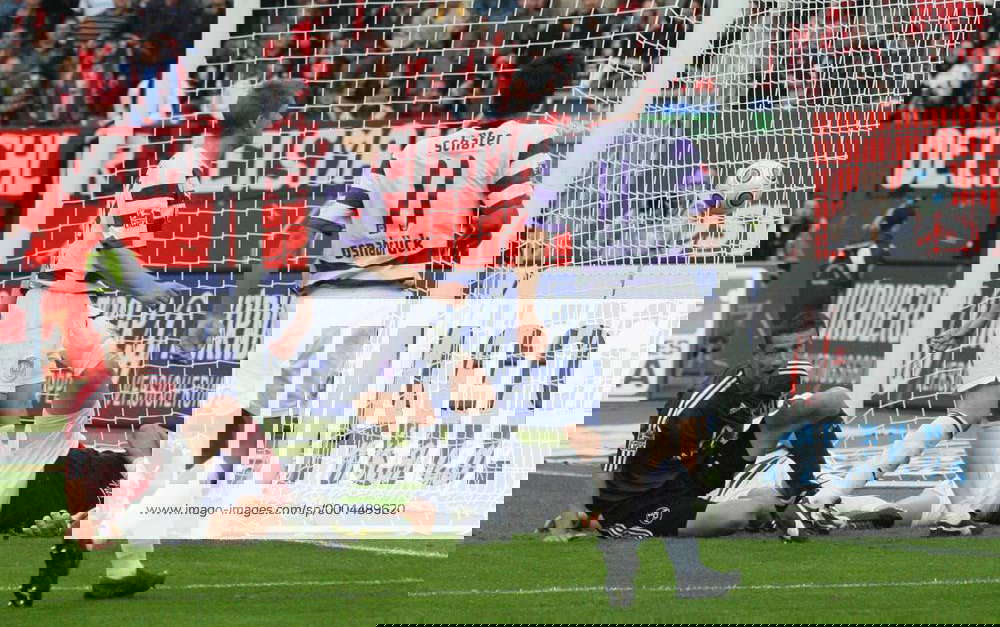 Marek Mintal (Nürnberg, li.) triff zum 2:0 gegen Thomas Cichon, Torwart ...