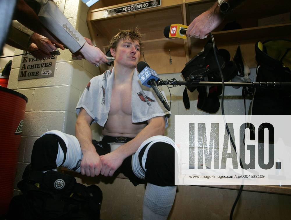 Ruslan Fedotenko (Pittsburgh Penguins) wird in der Umkleidekabine ...