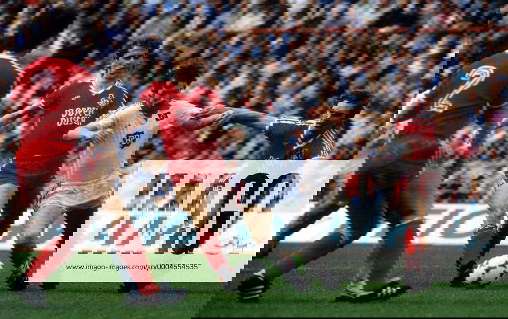 Jürgen Groh (HSV, 2.v.re.) gegen Paul Steiner (re.) und Herbert Neumann ...