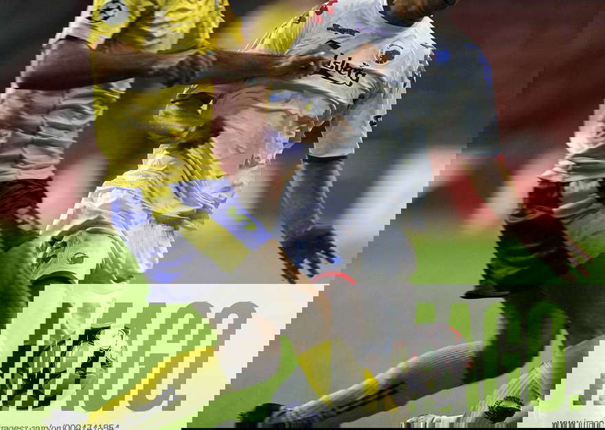 Ailton Almeida (FC Kopenhagen, re.) gegen Boban Grncarov (APOEL Nikosia ...