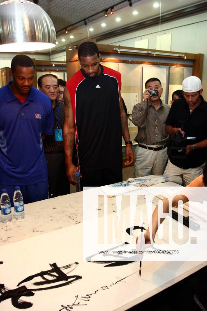 NBA player Tracy McGrady (L3) of the Houston Rockets looks at a Chinese ...