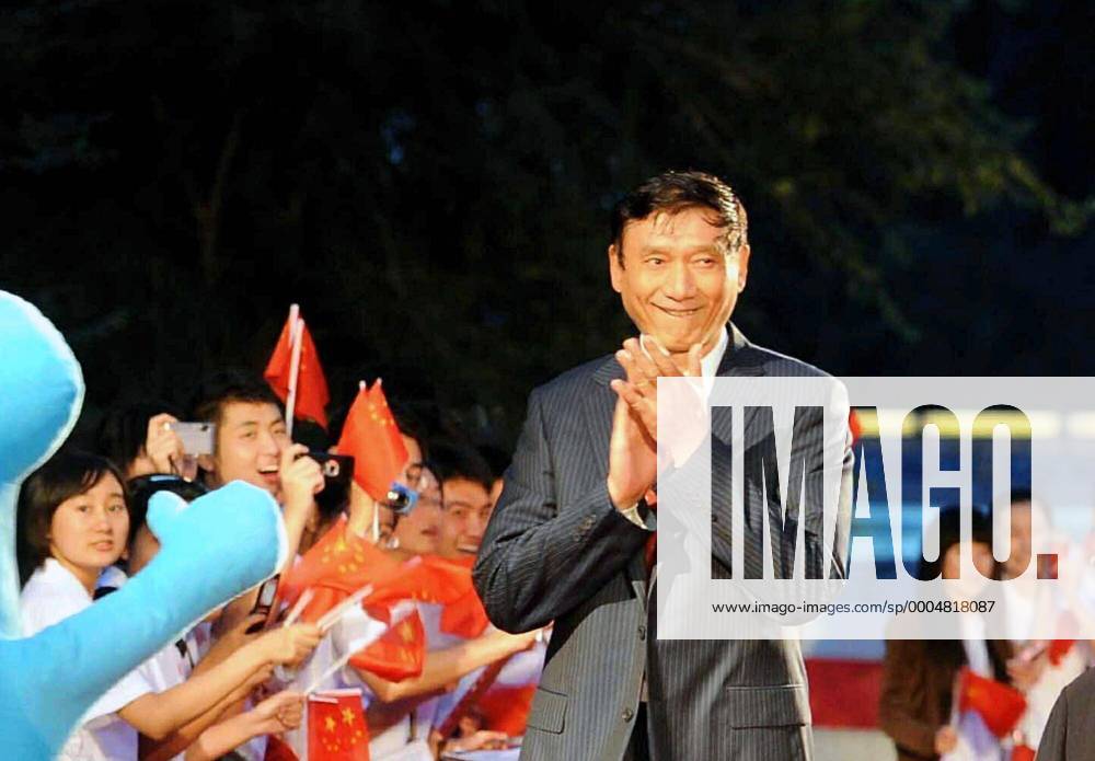 Yao Zhiyuan, father of Chinese basketball star Yao Ming, claps his ...